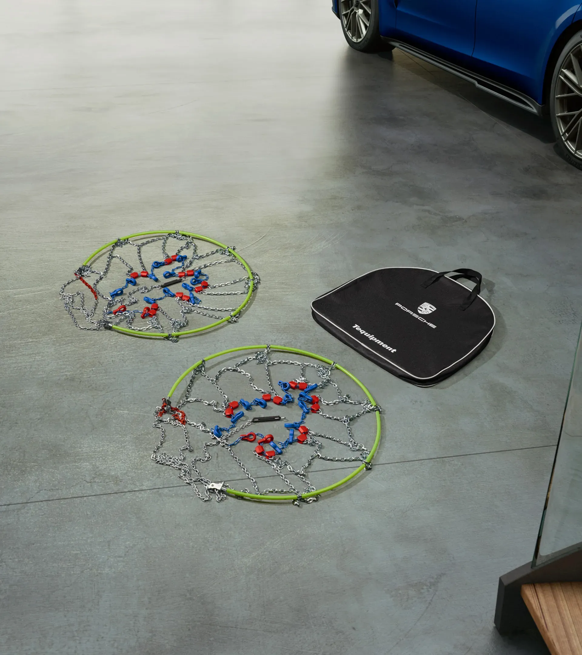 Snow chains with fine-link chain strands for Porsche Panamera ...